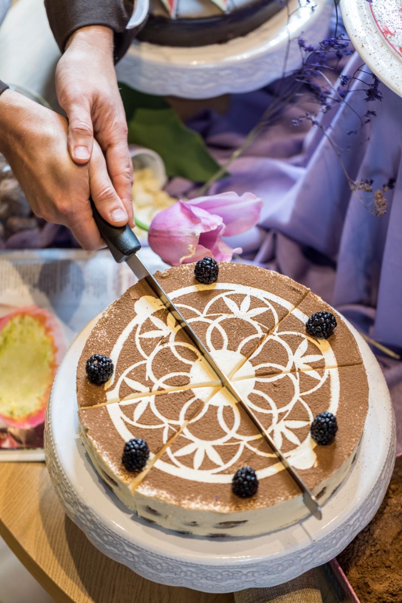 8-Inch Cake Servings: How Many People Does It Feed?